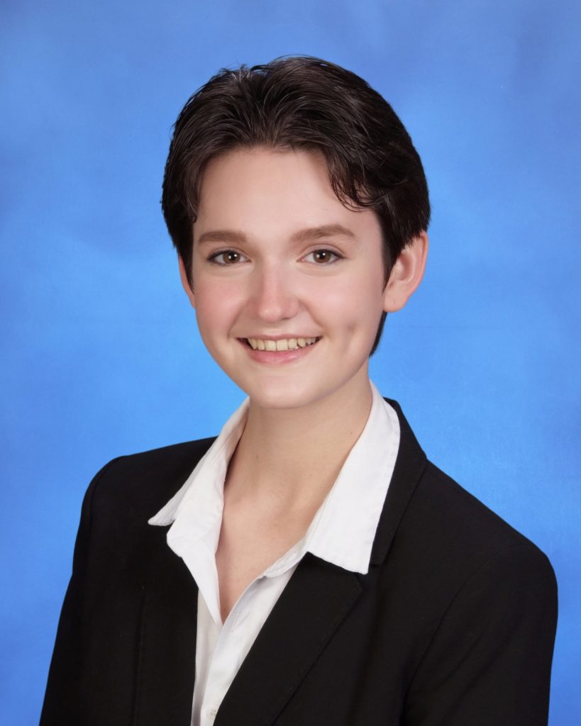 Bella Peterson wins an Award for English and Literature - Gulliver Prep